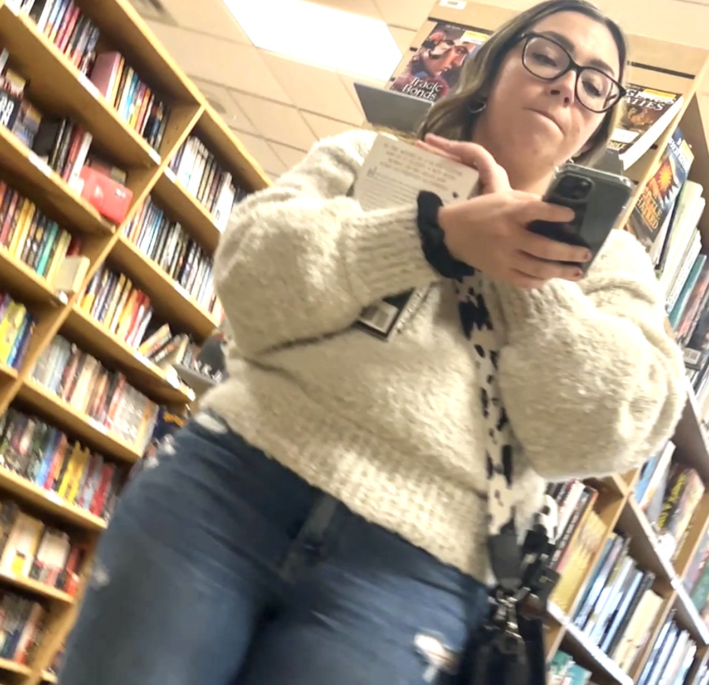 Thicky Latina in jeans at the book store 📕 🍑 - Tight Jeans - Forum